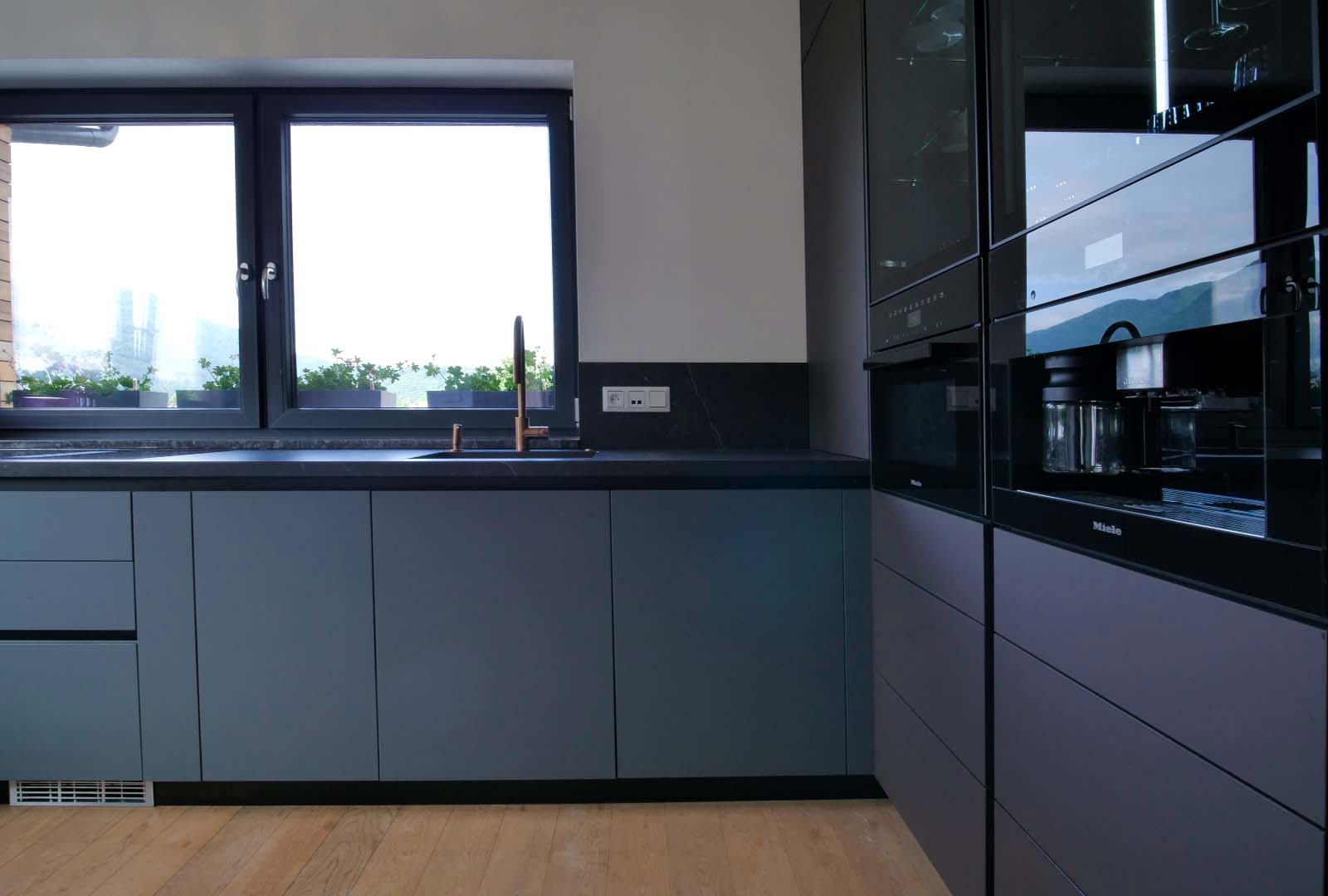 Dalno kuchyne Nanoteq Matt Zelená | Nanoteq Matt Hnedá | Dekton Kelya ...
